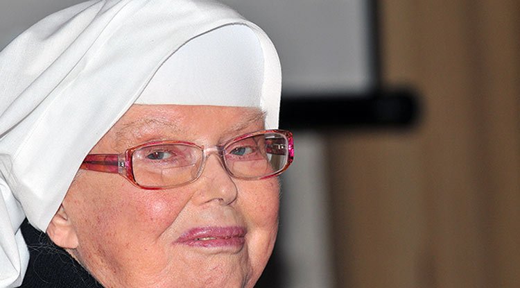 Madre Antonia, “El Ángel de la prisión” Criada en Beverly Hills, se ...