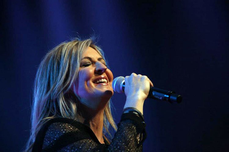 Darlene Zschech muestra como ella está en una foto