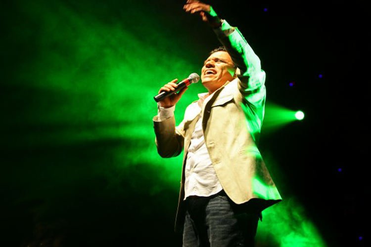 Julio Melgar canta Recibe toda la Gloria