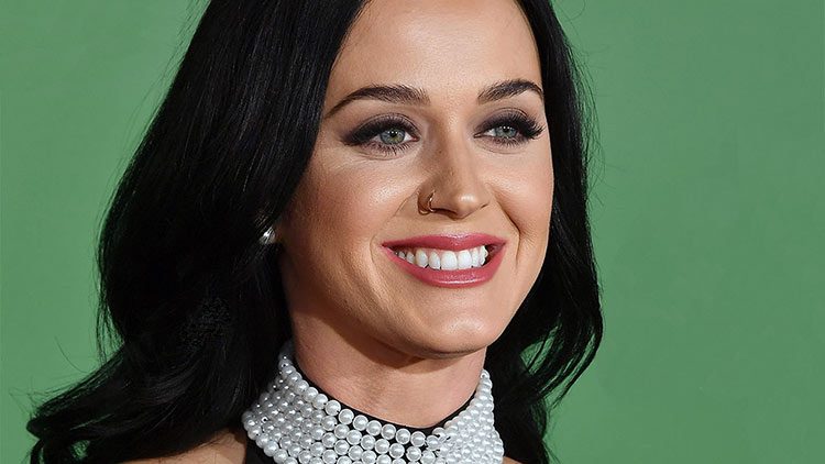 Katy Perry dice que superó los pensamientos suicidas por la gracia de Dios